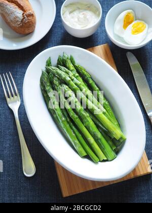Asperges vertes, sauce tartare et oeuf bouilli, Italie, Europe Photo ...