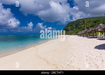 Plage tropicale sur le côté sud de l'île de Samoa avec palmiers à noix ...