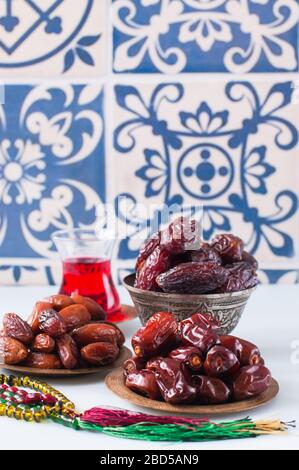 Assortiment de dates sèches ou de kurma servis sur des assiettes ...
