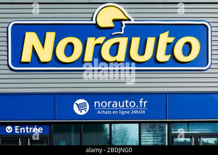 Enseigne et logo d'un centre Norauto. Norauto est une société française ...