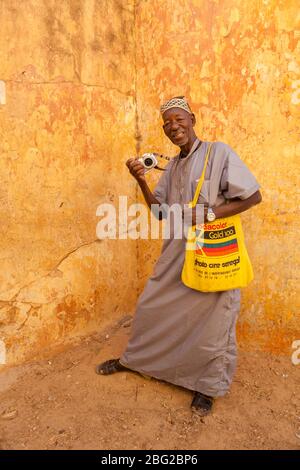 Célèbre photographe de portraits Oumar Ly au fort de Podor, Sénégal ...
