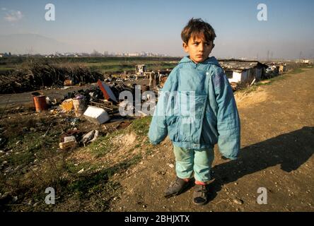 Enfant ROM vivant dans des conditions sordides à la décharge de ...