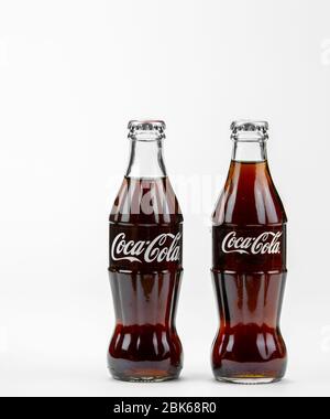 Atlanta USA 1er mai 2020 classique verre Coca Cola bouteille sur table ...