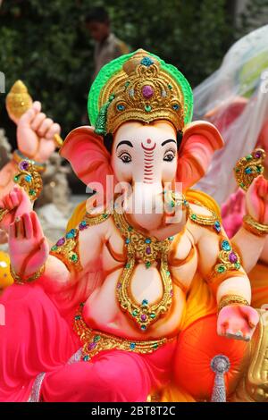 L'idole d'argile de Seigneur Ganesh hindou, en préparation pour le ...