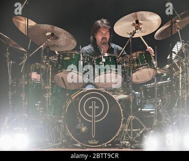 Le légendaire batteur Shannon Forrest se produit en concert avec Toto ...