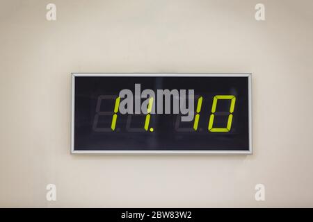 Horloge montrant l'heure 11 heures 11 1100 23h00 Photo Stock - Alamy