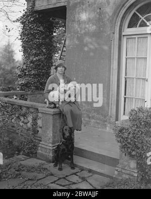 Mlle Gladys Yule , fille de Sir David et de Lady Yule , photographiée à ...