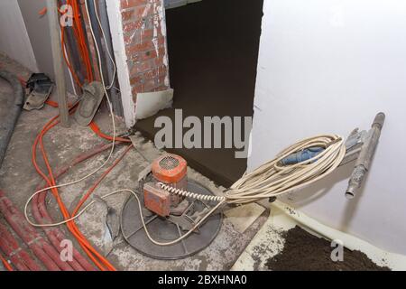 Le processus de remplissage des planchers dans une nouvelle maison ...
