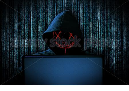 Hacker avec masque rougeoyants rouges derrière notebook pc portable en ...