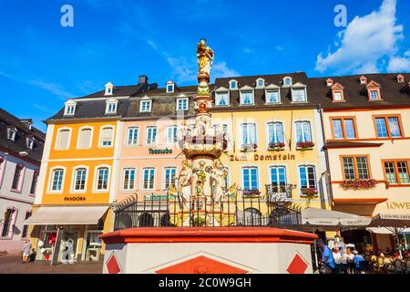 Fontaine en place principale de Trèves en Rhénanie -Palatinat ...