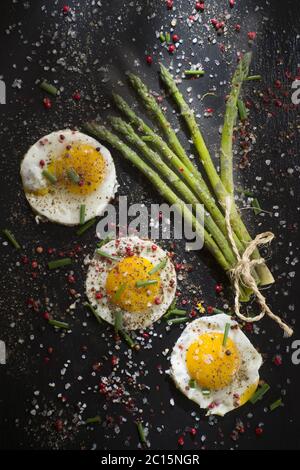 Asperges vertes fraîches bouilli et les oeufs avec l'huile d'olive ...