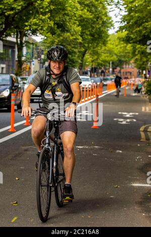 Un cycliste utilise une piste cyclable pop-up à Park Lane, Londres. Des ...
