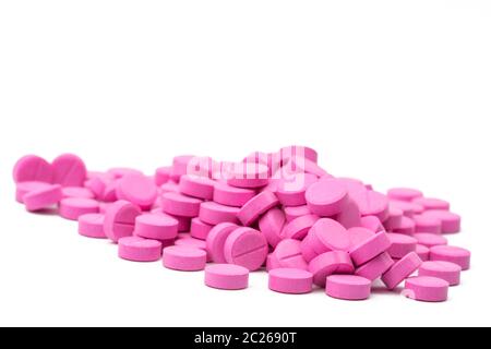 Pile de comprimés rose de warfarine sur fond blanc. Warfarine pour ...