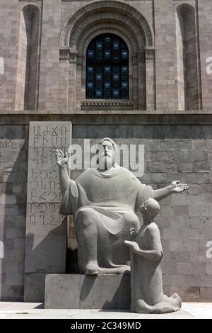 Sculpture de Mesrop Mashtoc et 54 Pushkin Ave, en face de Matenadaran ...