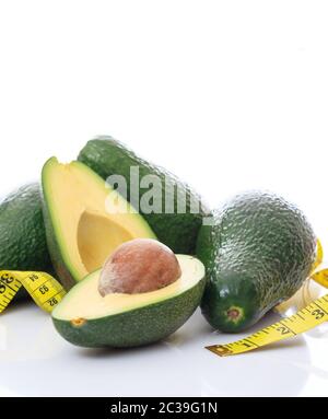 Concept de mode de vie sain. Avocat et mesurer le ruban sur fond blanc ...