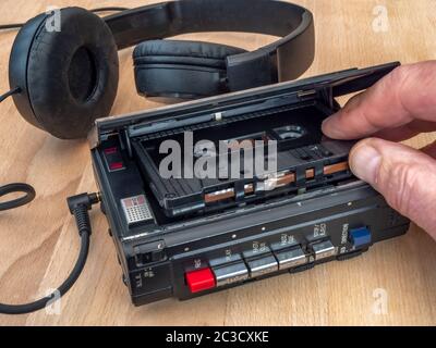 Magnétophone à cassette pour l'enregistrement et la lecture des ...