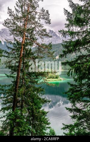 Plage paradisiaque au lac Eibsee. Magnifique paysage avec de l'eau bleu clair dans les Alpes ...