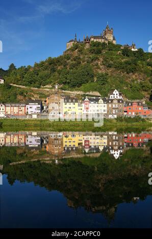 Le château de Cochem, Château Reichsburg Cochem Cochem, dans la vallée ...