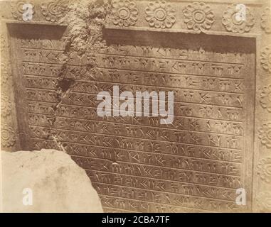 Vieux persan inscription. écriture cunéiforme. Palais de Darius ...