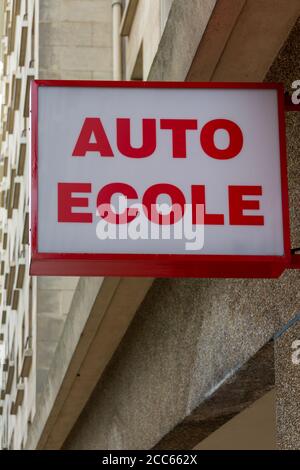 auto ecole texte en français signifie conduire l'école affiche écrire ...