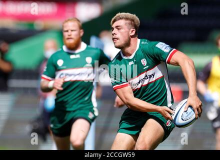 Ollie Hassell-Collins, de London Irish, tente de marquer un essai mais ...