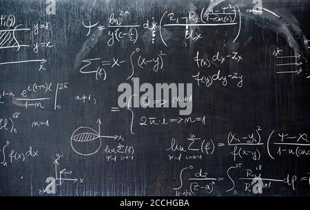 Tableau noir portant des formules et calculs scientifiques en physique ...