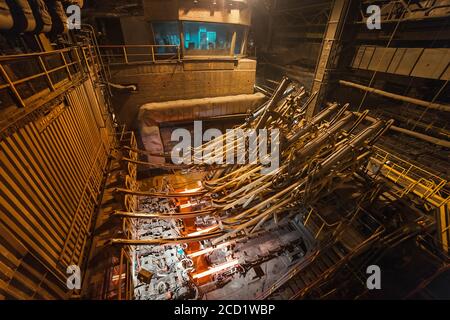 Les billettes d'acier dans une machine de coulée continue dans une ...