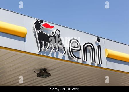 Panneau de station-service ENI. ENI est une multinationale italienne du ...