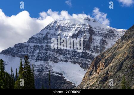 Mont Edith Cavell dans le parc national Jasper au lever du soleil ...