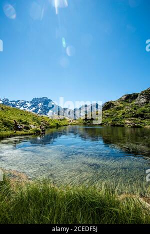 Lac Lauzon dans le parc national d'Ecrins en été avec vue sur le pic de ...
