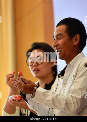 (200905) -- DELIGHA, 5 septembre 2020 (Xinhua) -- Li Fuwen cueille des ...