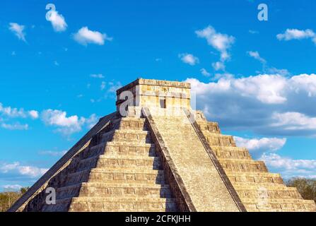 El Castillo pyramide maya pendant le solstice d'été avec l'ombre du ...