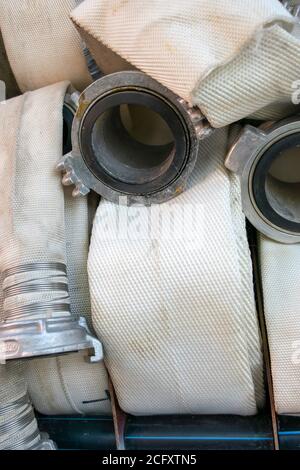 les tuyaux d'incendie se trouvent dans le compartiment du camion d ...