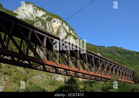 La gare abandonnée d'Urdos dans la montagne des Pyrénées. Cette ligne ...