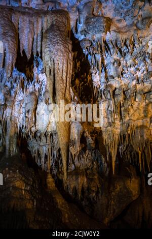 La grotte d'Anemoptera se trouve près du village de Pramanda, avec ses ...