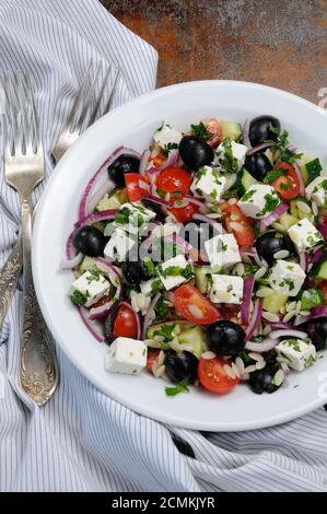Salade grecque de pâtes orzo à l'olive noire, oignon rouge et concombre ...