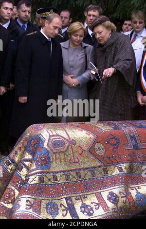 Tombe de danseur russe Rudolf Noureev au Cimetière Russe de Sainte ...