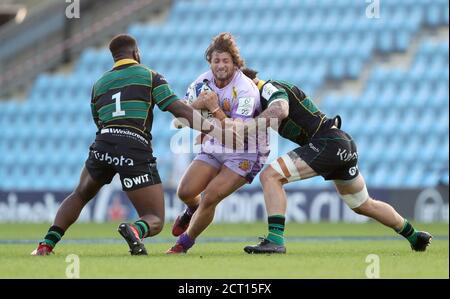 L'Emmanuel Iyogun de Northampton Saints est abordé par Daniel du Preez ...