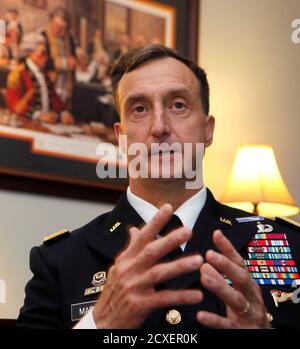 ÉTATS-UNIS Armée Brig. Le général Mark C. Quander (à gauche ...