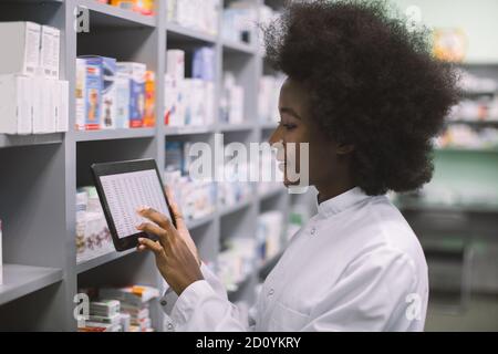 Inventaire, pharmacien et femme noire avec une tablette, recherche et ...