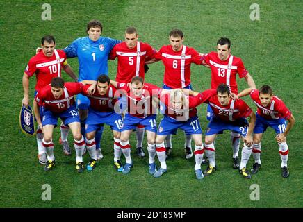 Branislav Ivanovic de Serbie devant un mur de joueurs photographiés ...