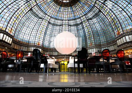 Restaurant avec coupole Art Nouveau, grand magasin Le Printemps, Paris ...