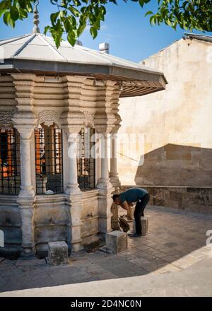 Homme musulman prenant l'ablution pour la prière. Cérémonie islamique ...