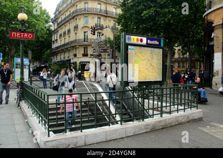 La station de métro de Paris à la plate-forme Place Monge, Paris ...