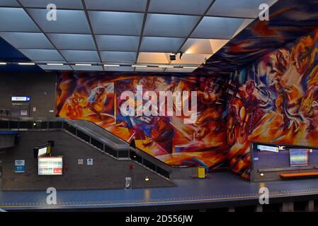 La station de métro Hankar présente une grande fresque colorée de l ...