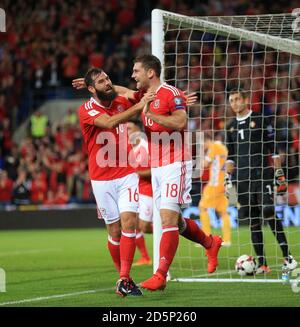Pays de Galles' Sam Vokes (à droite) célèbre marquant son troisième du ...