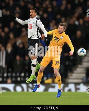 Tom Barkhuizen du comté de Derby (à gauche) et Gavin Massey de Port ...