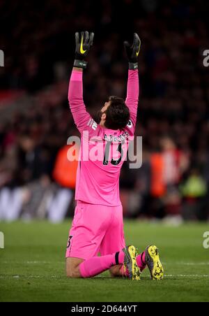Le gardien de but de Liverpool Alisson Becker célèbre après le match du ...