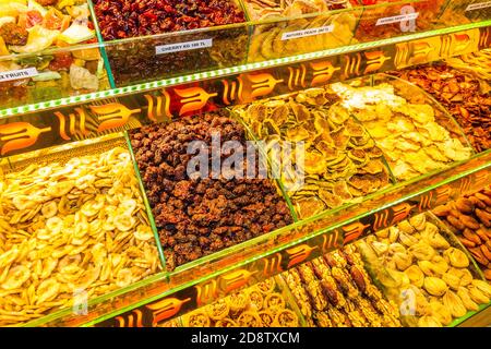 Plateaux de fruits secs et de bonbons sur le marché, Istanbul, Turquie ...