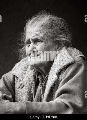 Vieux concept de style de vie. Portrait noir et blanc d'une femme très ...